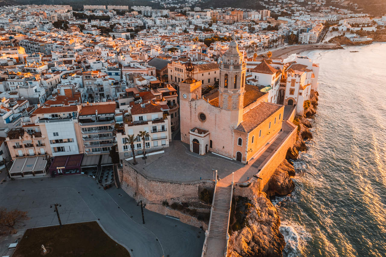 Playas, modernismo y malvasía: Sitges en tres tardes de verano invencibles