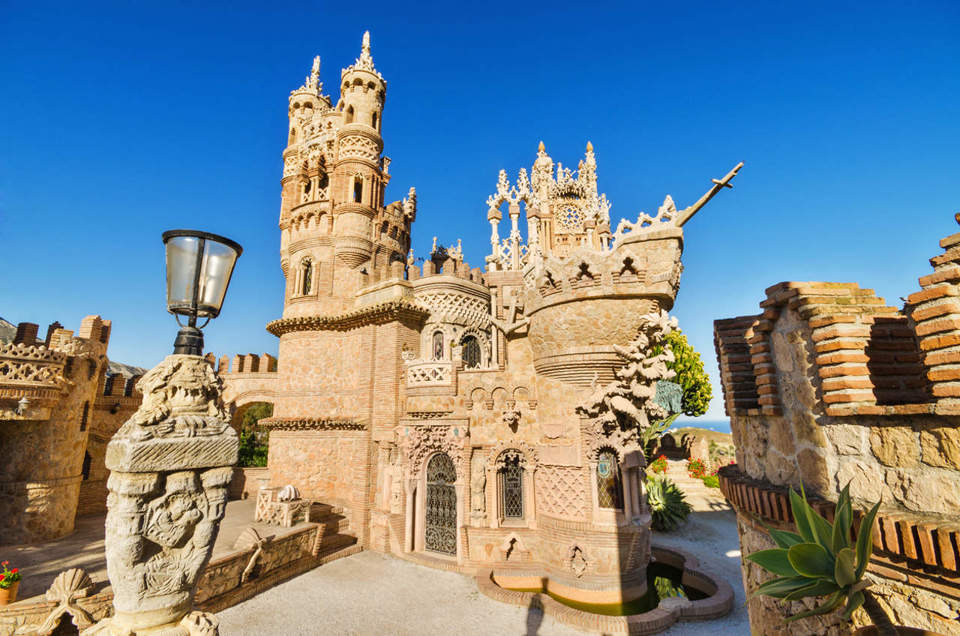 Un castillo en la Costa del Sol y otros curiosos monumentos dedicados a ...