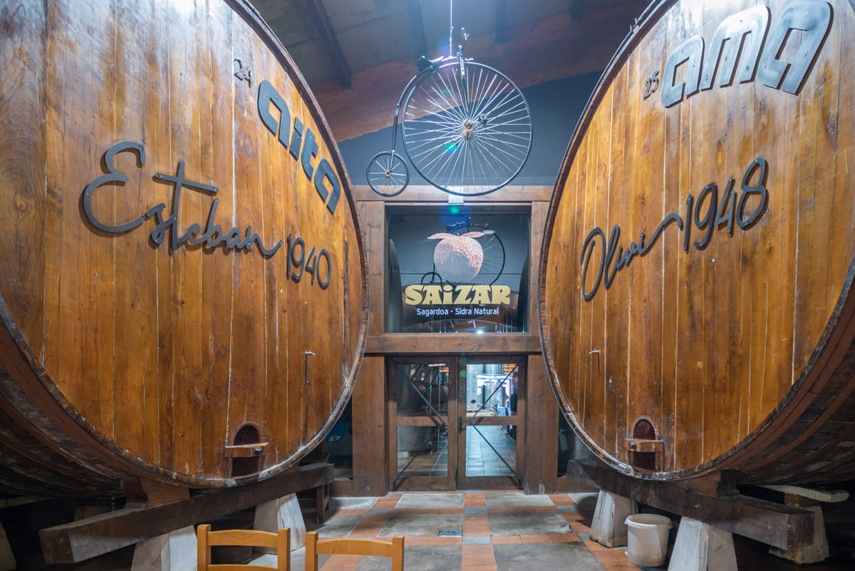 Sidrerías vascas: de la caza de ballenas a la fiebre por el 'txotx'