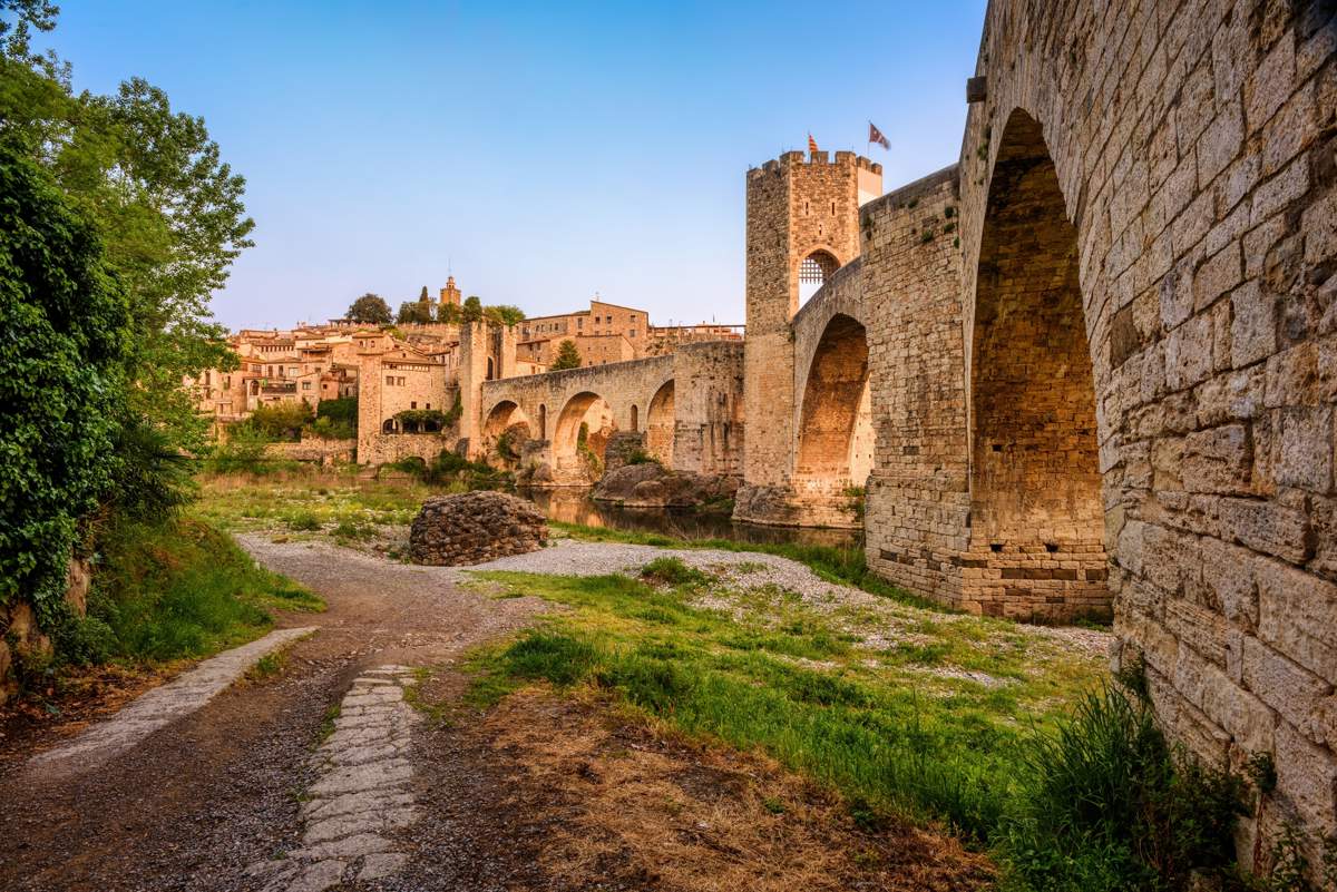 Besal El Cautivador Pueblo De Girona Al Que Se Accede Por Un Puente Besal El Cautivador Pueblo De Girona Al Que Se Accede Por Un Puente