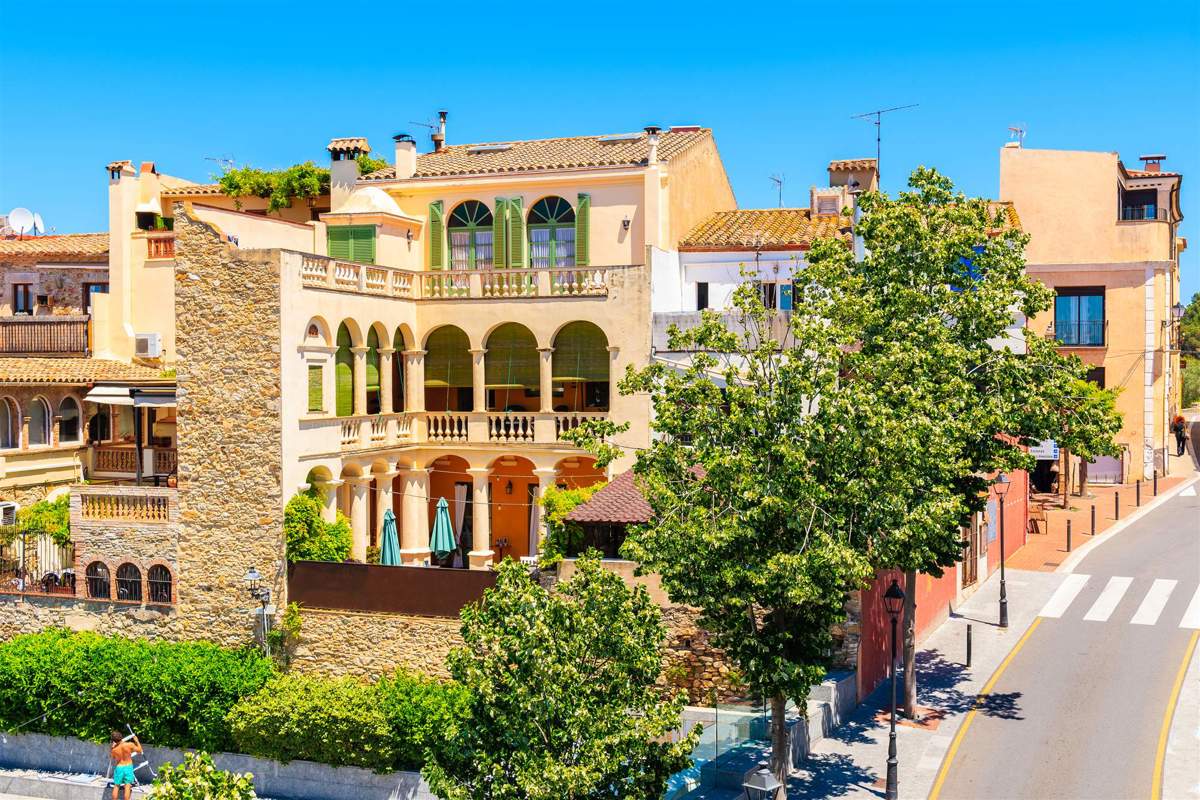 Begur, el pueblo medieval con las mejores calas de la Costa Brava