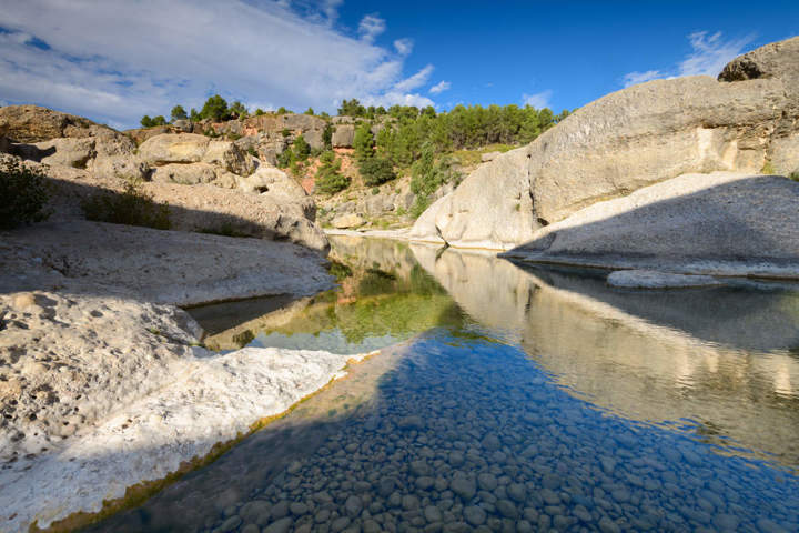 La piscina natural de Teruel bajo un puente renacentista