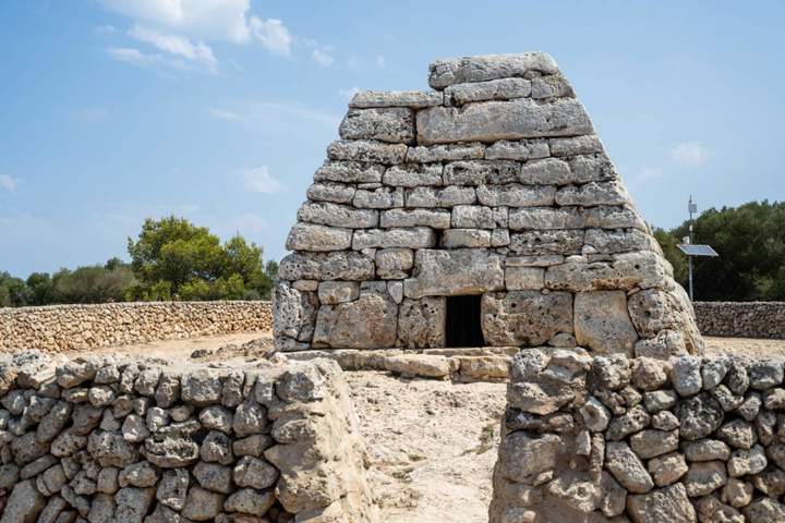 La Naveta d'es Tudons, la enigmática tumba de Menorca que es Patrimonio ...