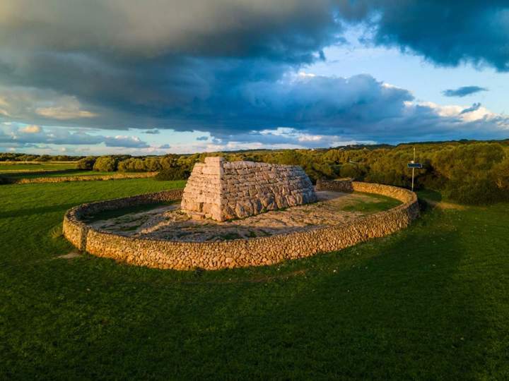 La Naveta d'es Tudons, la enigmática tumba de Menorca que es Patrimonio ...