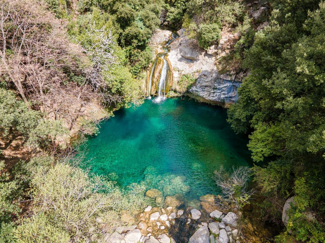La piscina natural de Girona con cascadas, puentes colgantes y una ermita