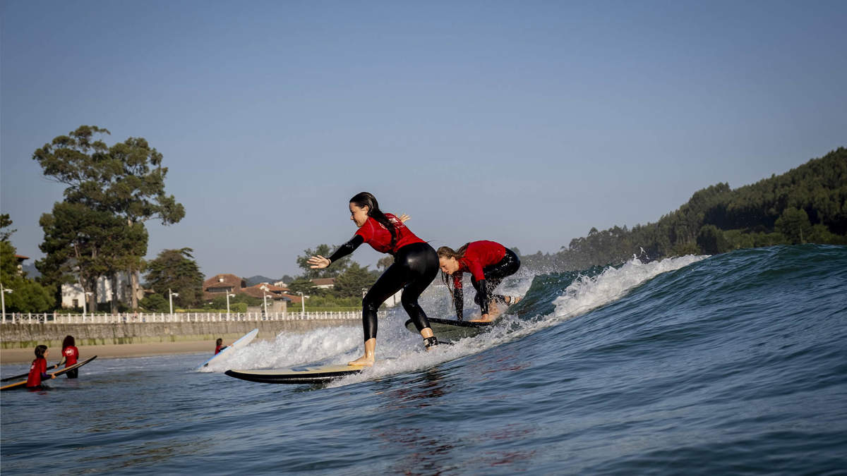 De Asturias a Canarias: ocho surf camps para domesticar las olas en España