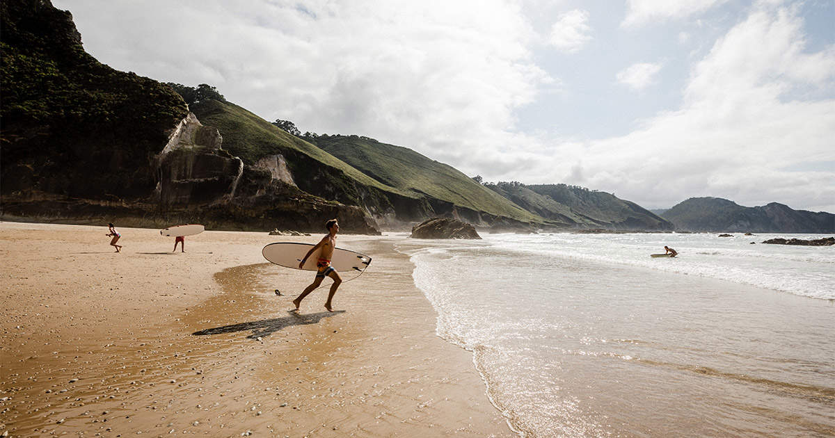 De Asturias a Canarias: ocho surf camps para domesticar las olas en España