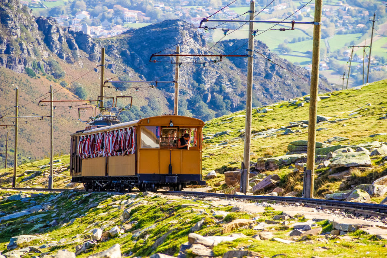 El histórico tren del sur de Francia que corona la montaña sagrada de ...
