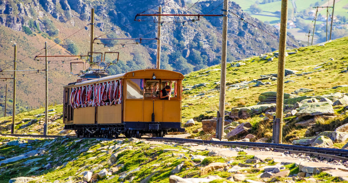 El histórico tren del sur de Francia que corona la montaña sagrada de ...
