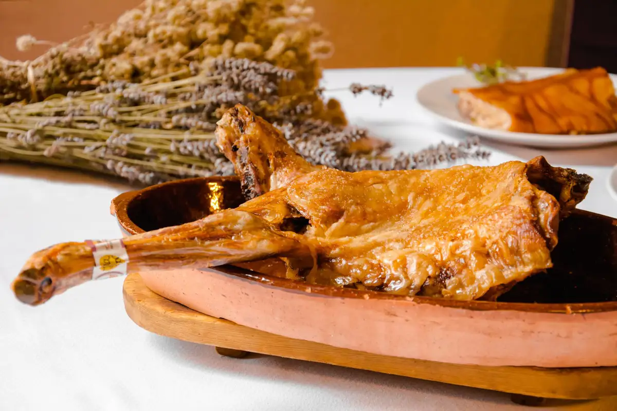 Los restaurantes donde comer el mejor cochinillo asado de Segovia