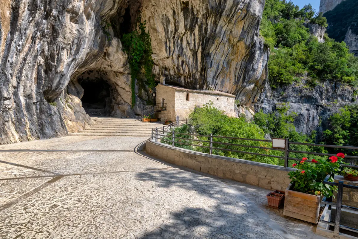 En el corazón de una gruta: este es el santuario de Italia más fascinante