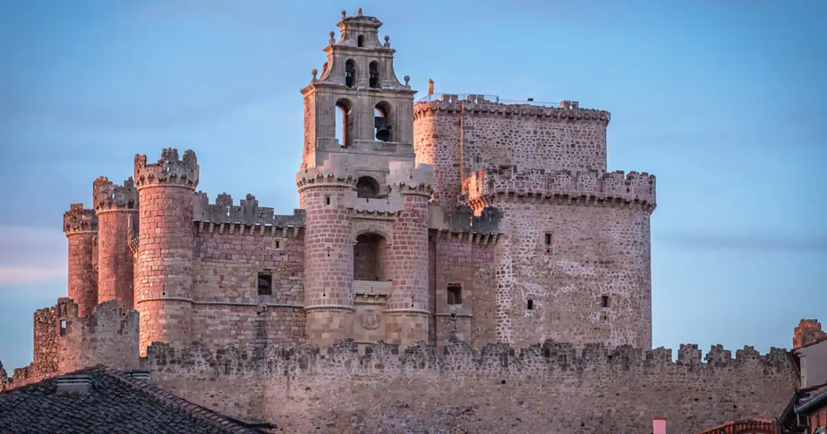 La desconocida iglesia de Segovia defendida por un castillo rosa