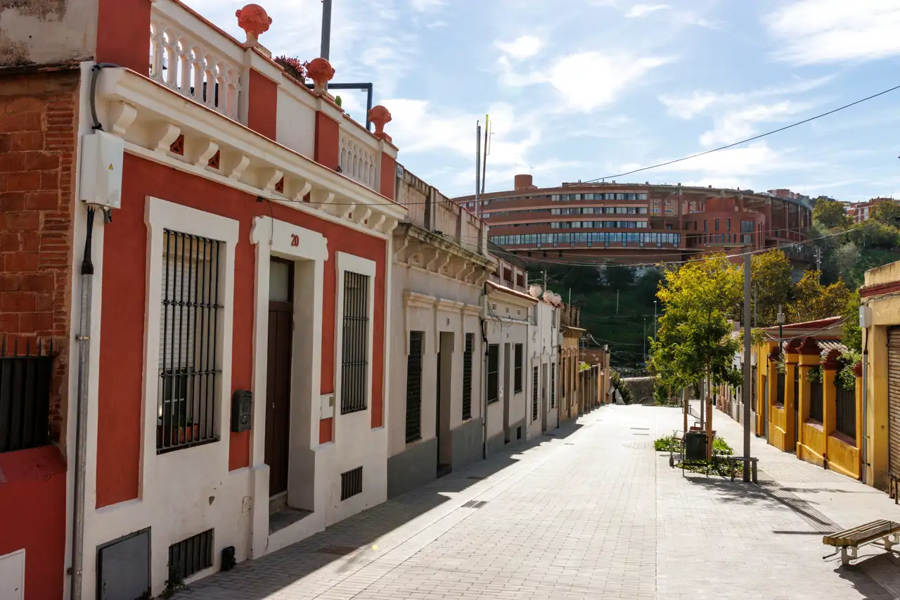 La Clota, el barrio más pequeño de Barcelona donde hay un Guernica escondido entre masías
