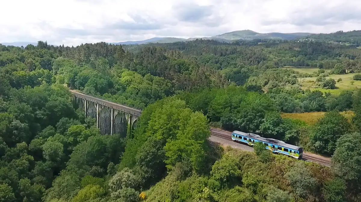 En tren o entre termas: dos formas diferentes de descubrir Galicia