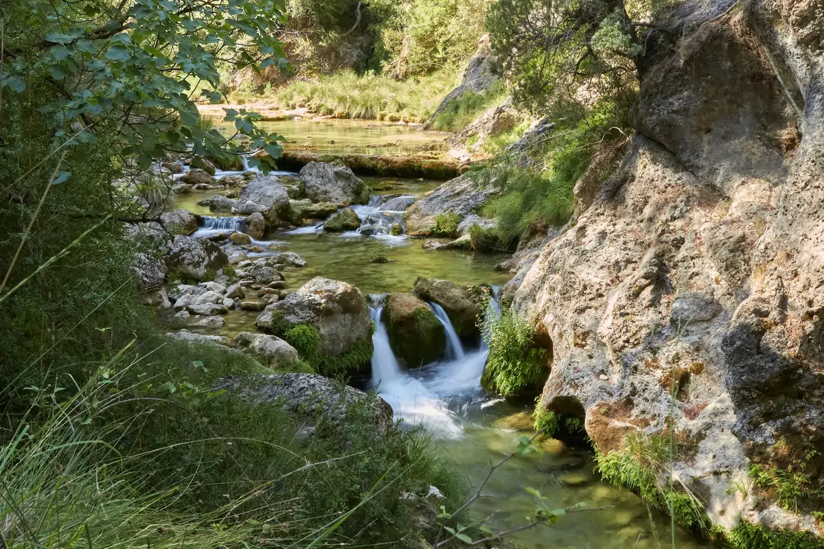 La ruta de senderismo entre cascadas y pasarelas más bonita de Andalucía