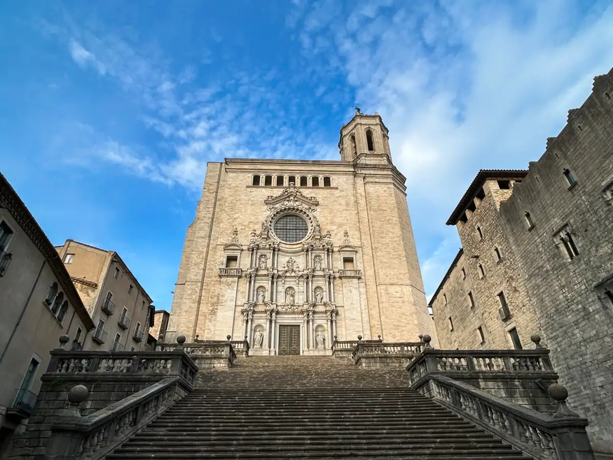 La catedral catalana que atesora el Tapiz de la Creación
