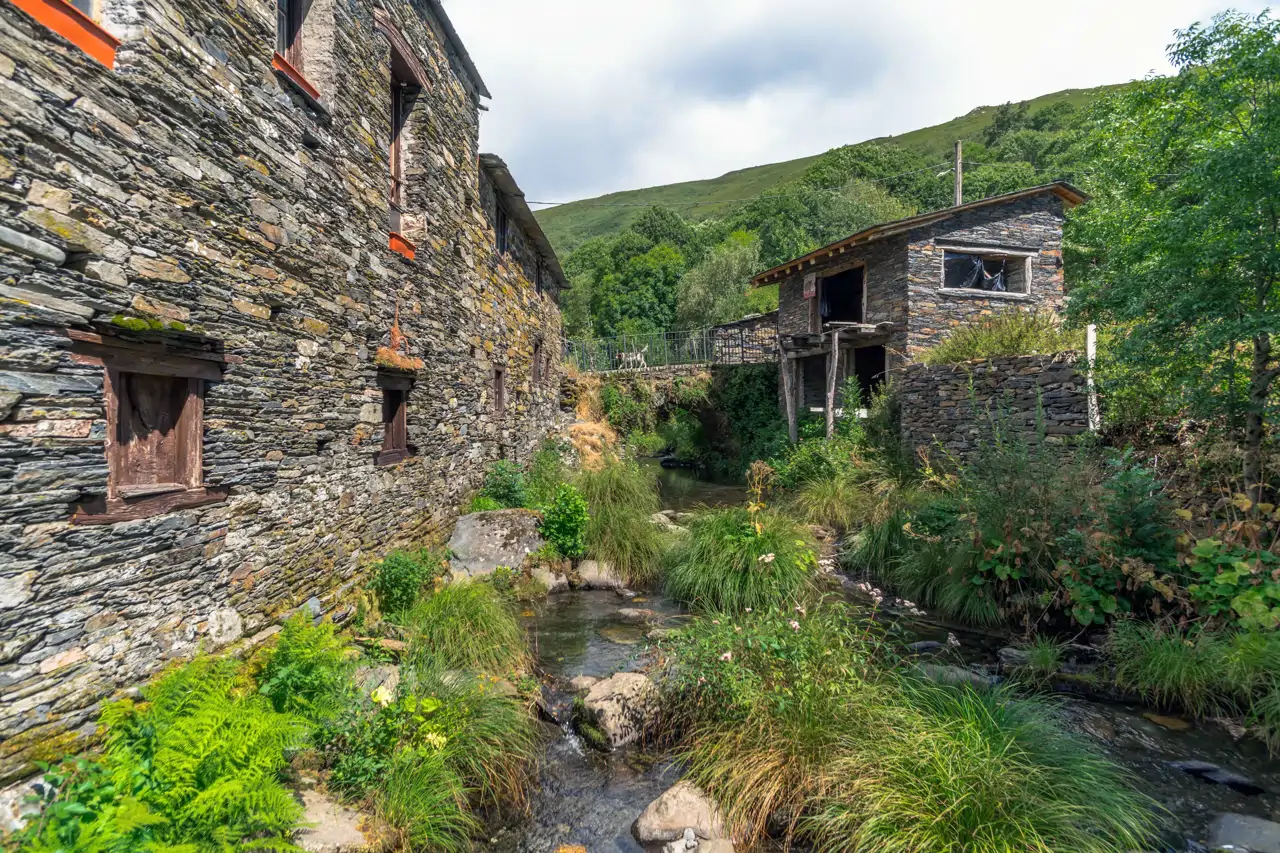 El micropueblo negro de Galicia considerado una aldea paleozoica