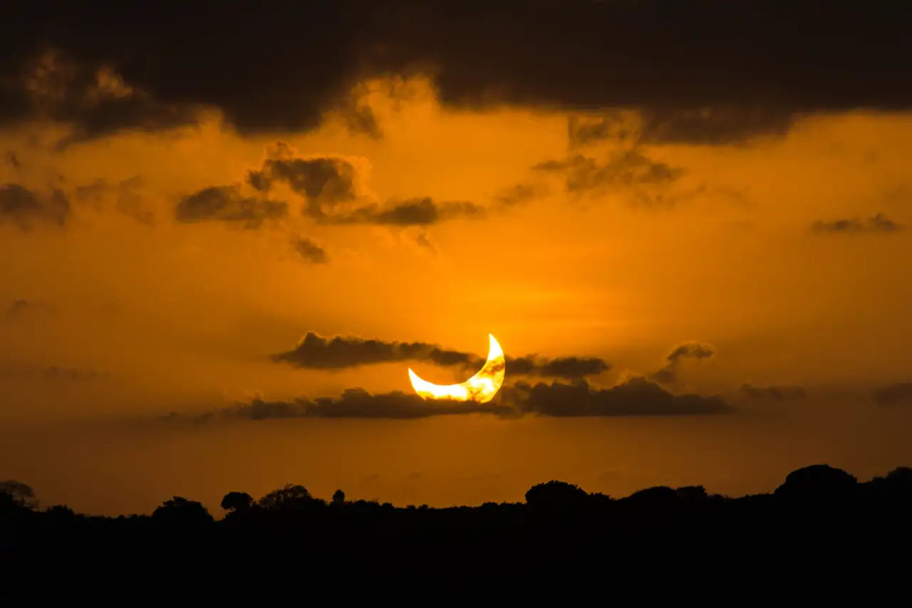 Cómo y dónde ver este sábado 29 el eclipse parcial de sol