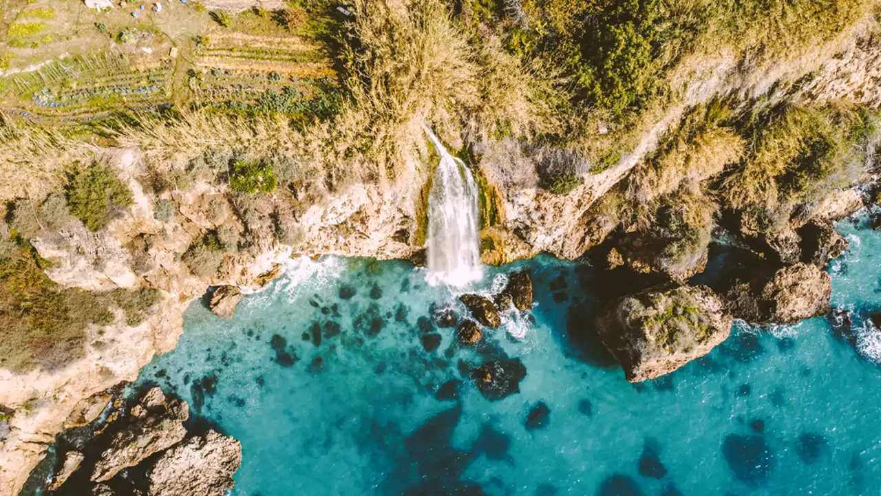 La impresionante cascada andaluza que cae directamente al mar