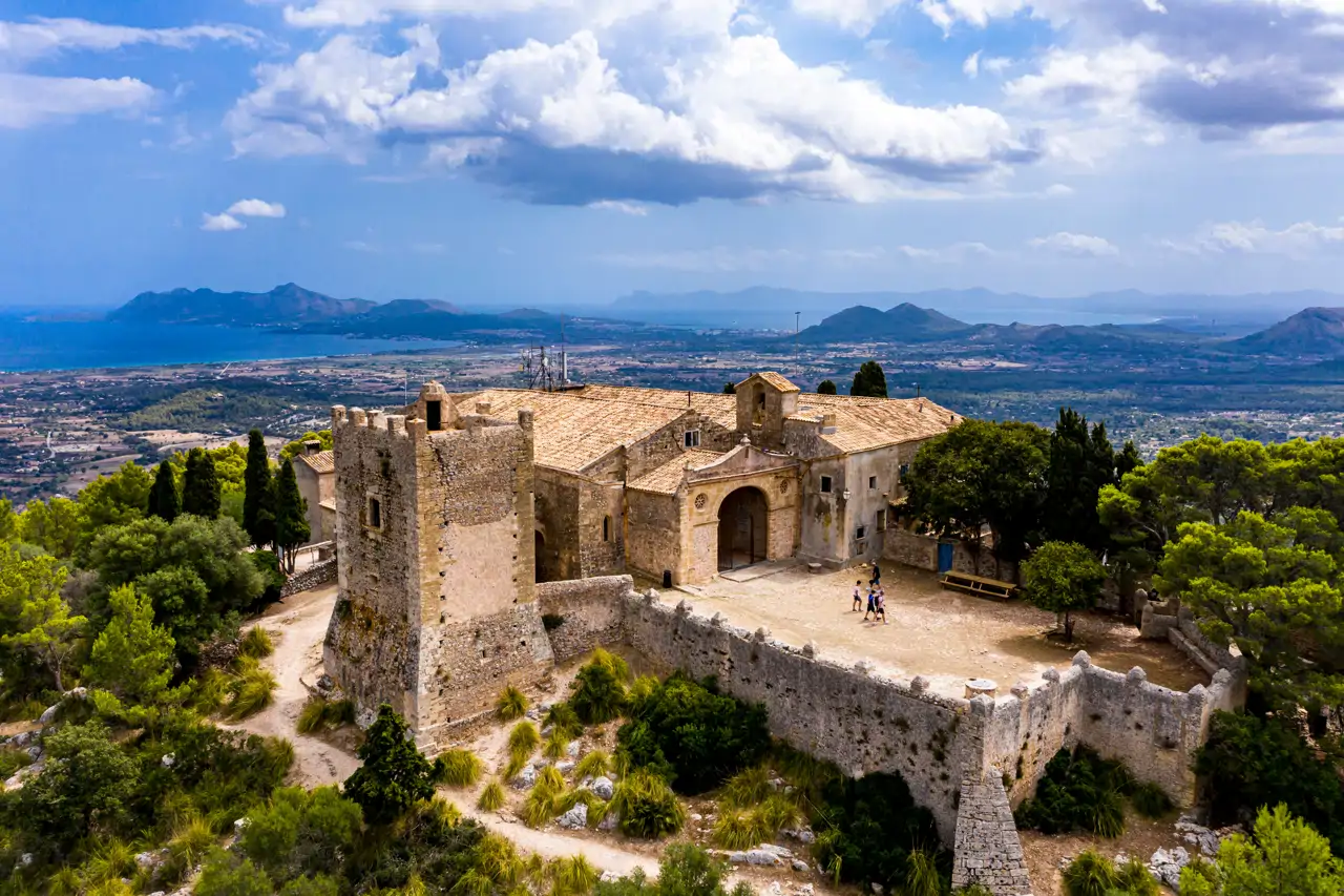 El desconocido monasterio fortificado con las mejores vistas de Mallorca