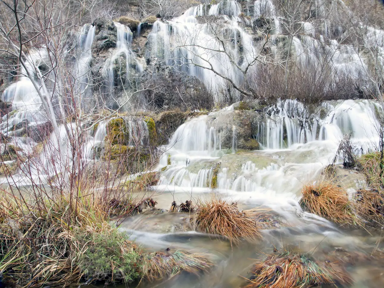La cascada de Castilla y León escondida entre islas de roca que es ...