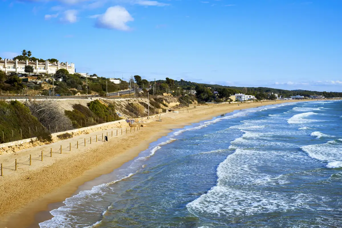 El desconocido camino de ronda de Cataluña que descubre calas, torres y ...