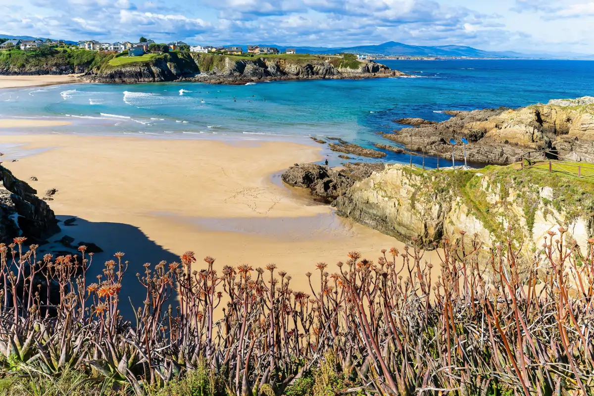 El pueblo de Asturias con las mejores olas de la región y la piscina ...
