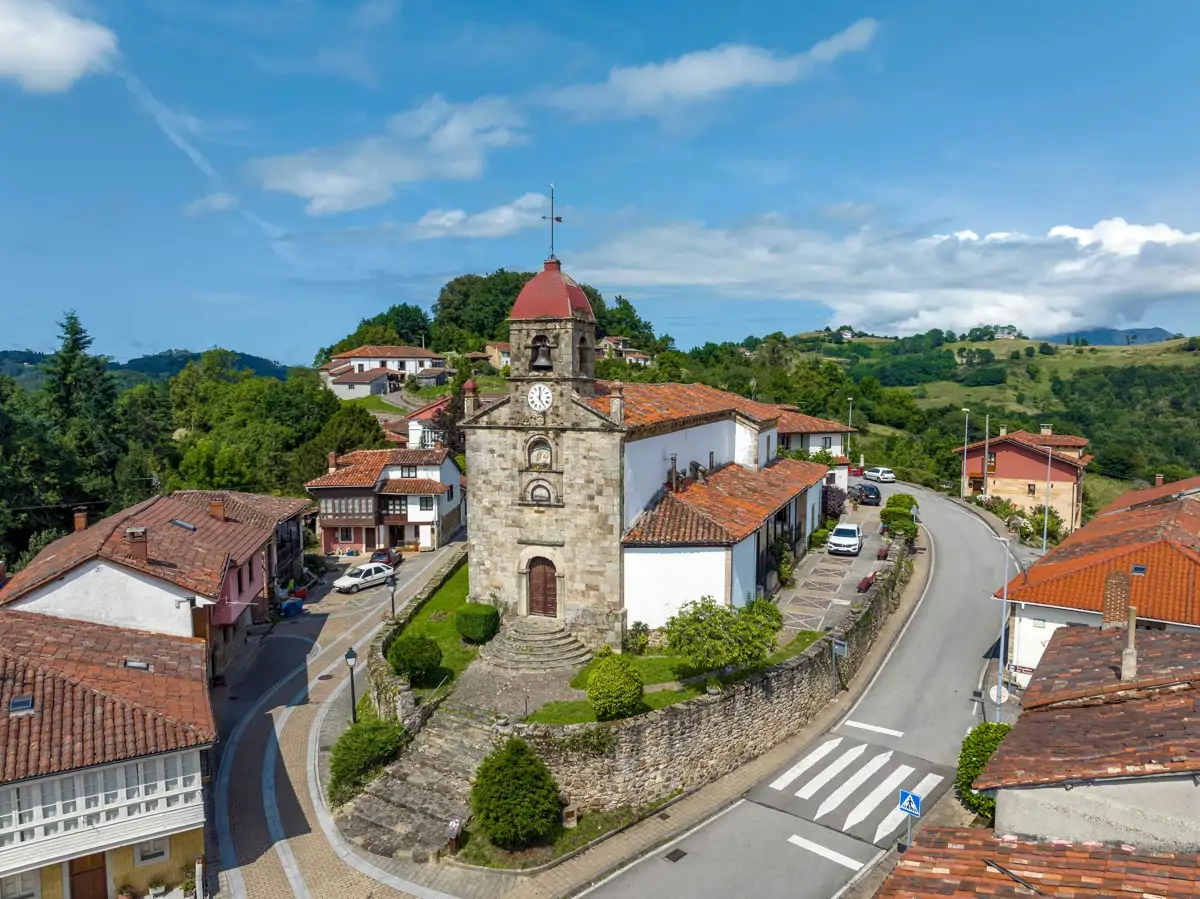 El pueblo ejemplar de Asturias de 250 habitantes con hórreos ...