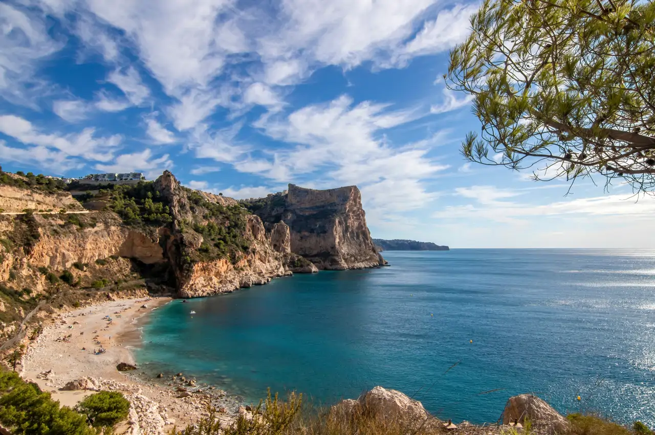 La cala de Valencia con un río submarino, cuevas, historias de ...