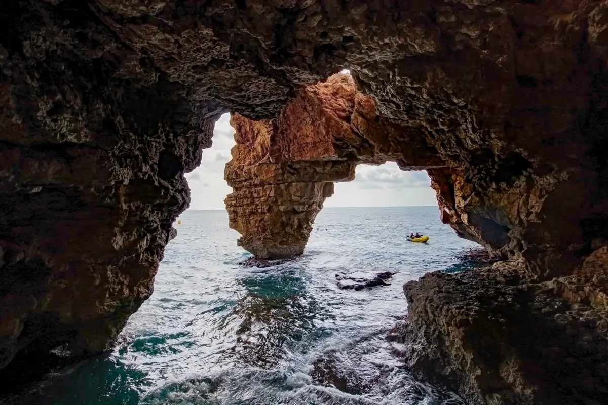 La cala de Valencia con un río submarino, cuevas, historias de ...