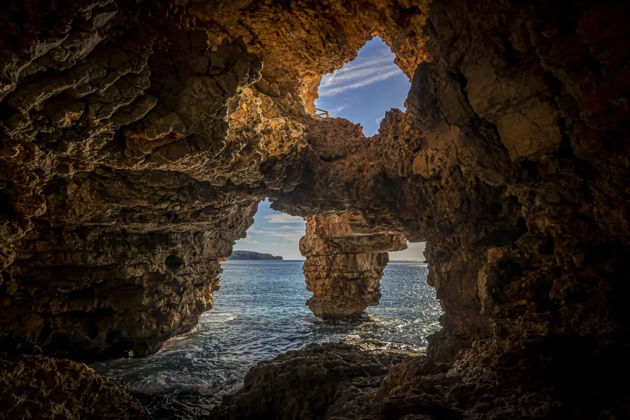 La playa de Alicante con una cueva monumental: "Muchos lo llaman el ...