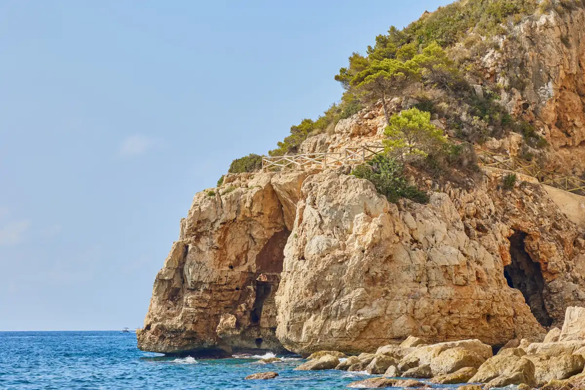 La playa de Alicante con una cueva monumental: "Muchos lo llaman el ...