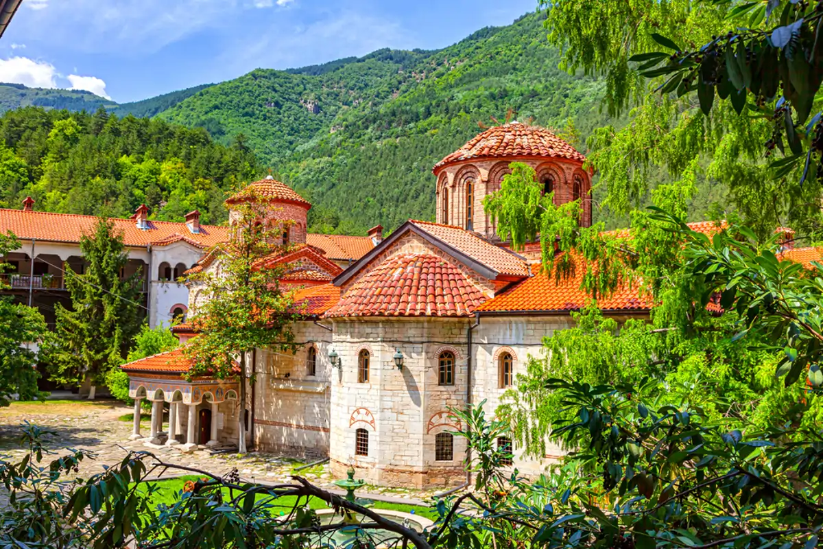 Los monasterios, paisajes y sorpresas del "reino más antiguo de Europa"