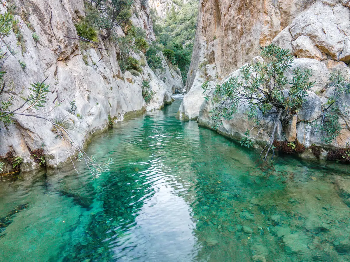 El edén oculto de Alicante con cascadas y pozas naturales donde el agua ...