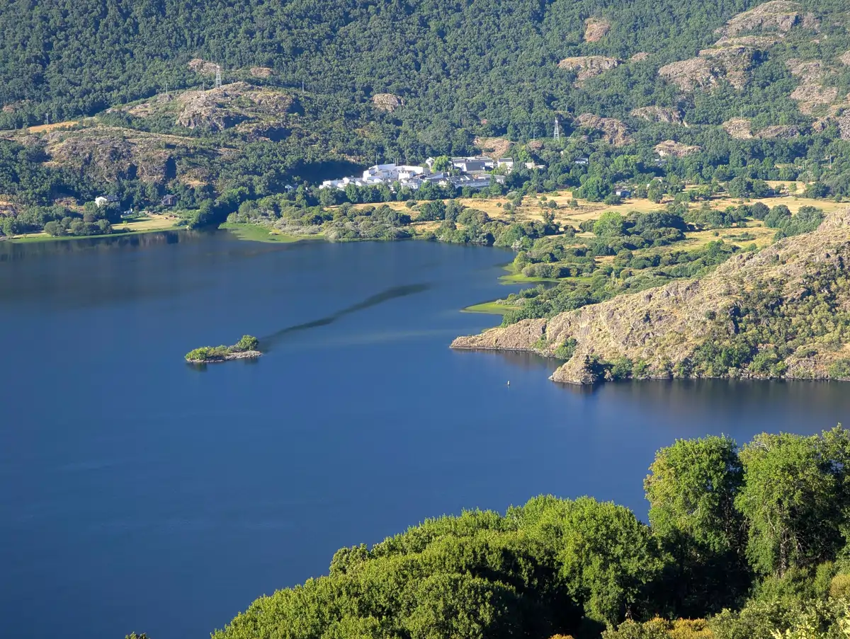 El mayor lago glaciar de España donde pasar un día de playa está en ...