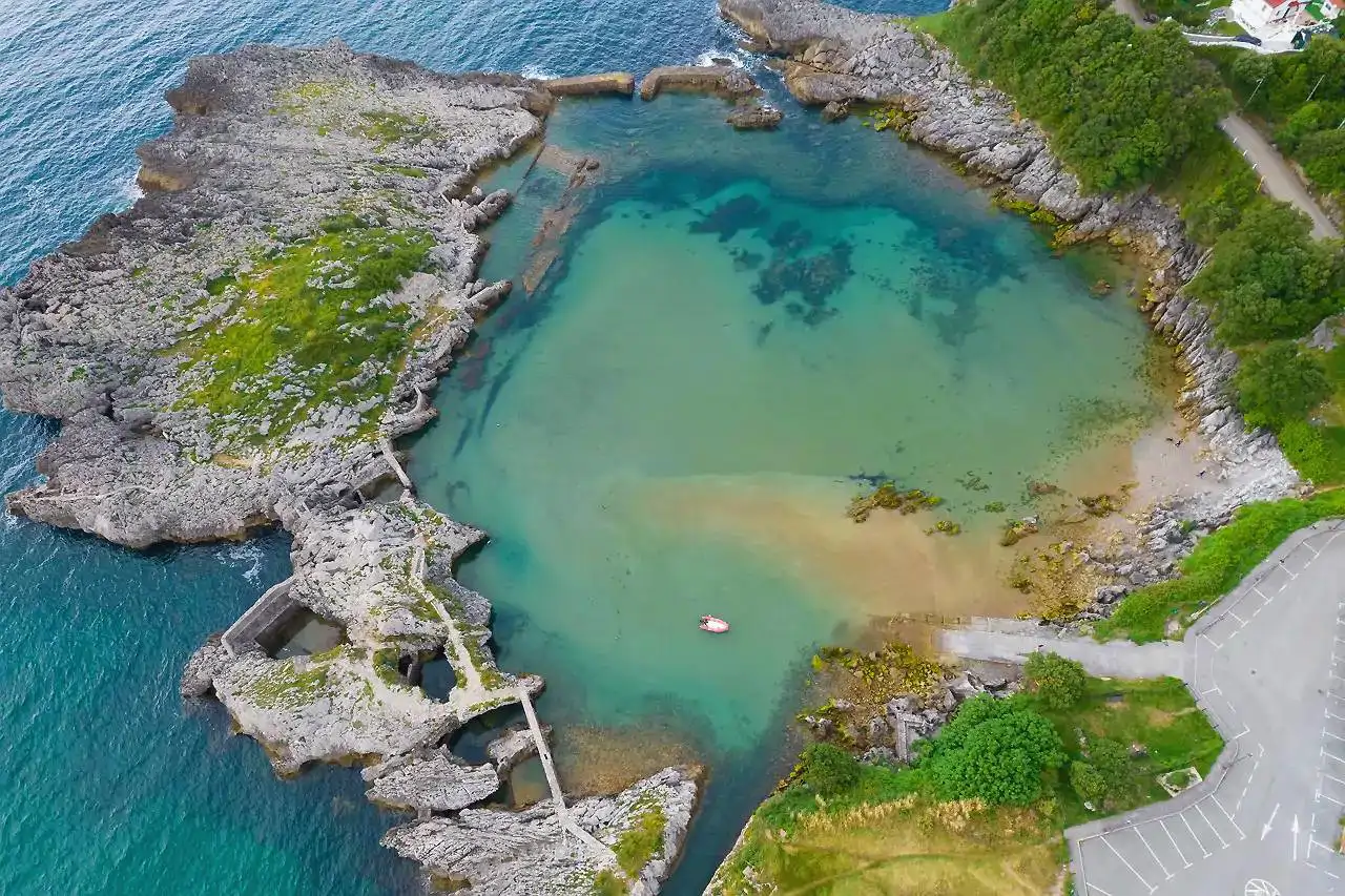 La piscina natural que es el «Ojo Azul» de Cantabria y donde disfrutar ...