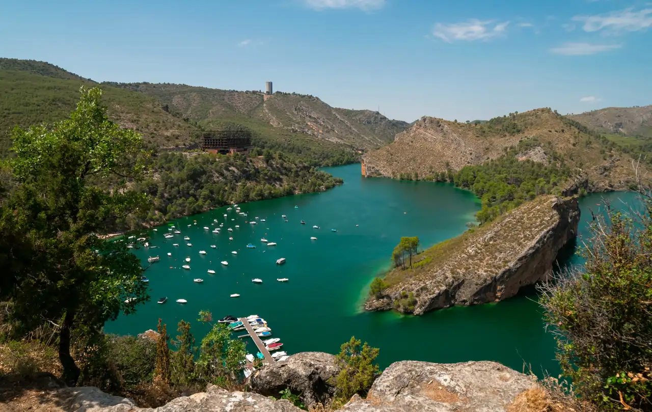 El pueblo de Castilla-La Mancha donde un «fiordo» con playas de aguas ...