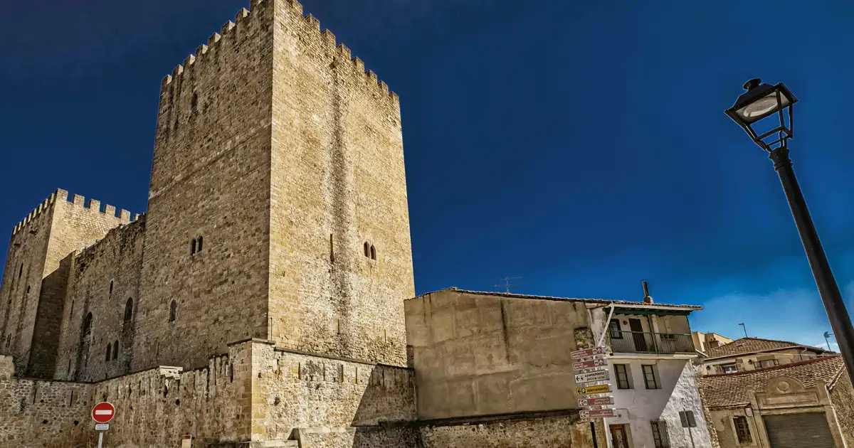 El fresco pueblo de Castilla y León con piscinas naturales y un castillo que “se transformó de ...