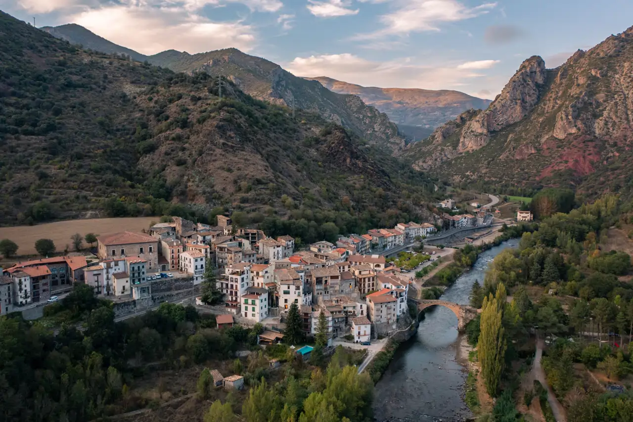 El pueblo medieval del Pirineo de Cataluña con salinas que “tienen su ...