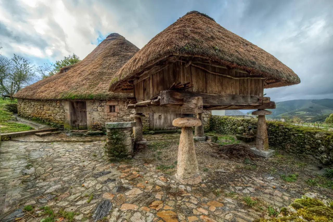 El pueblo prerromano de Galicia de 30 habitantes que viven en pallozas ...