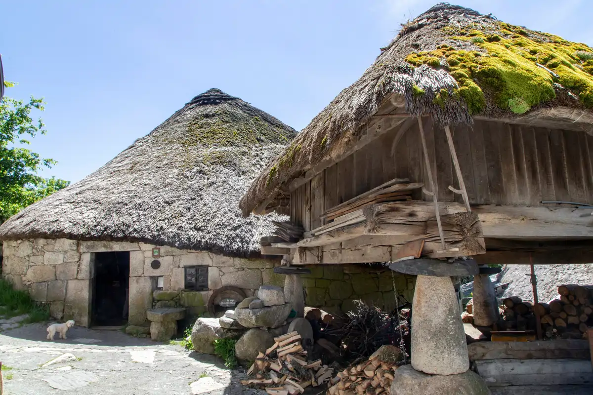 El pueblo prerromano de Galicia de 30 habitantes que viven en pallozas ...