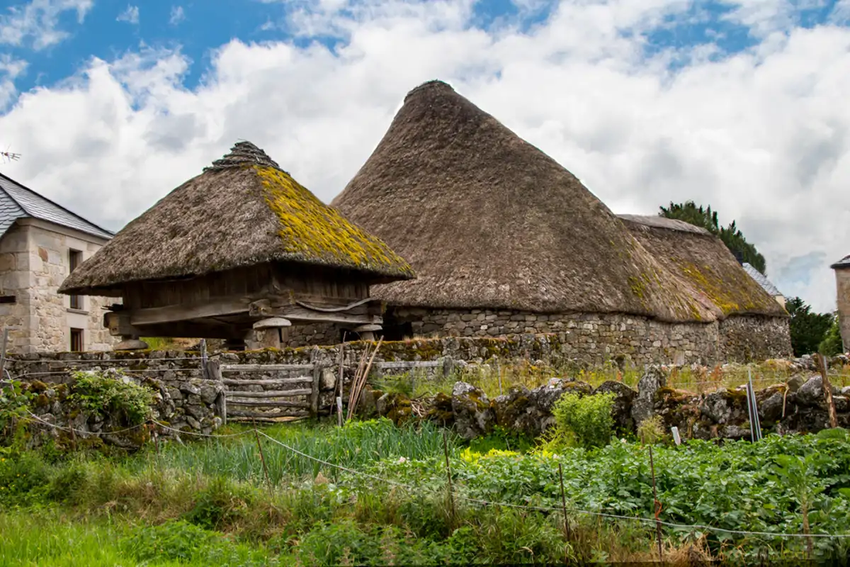 El pueblo prerromano de Galicia de 30 habitantes que viven en pallozas ...
