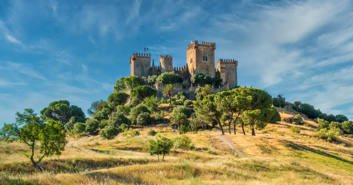 El castillo árabe de Andalucía que se conserva como en la Edad Media ...