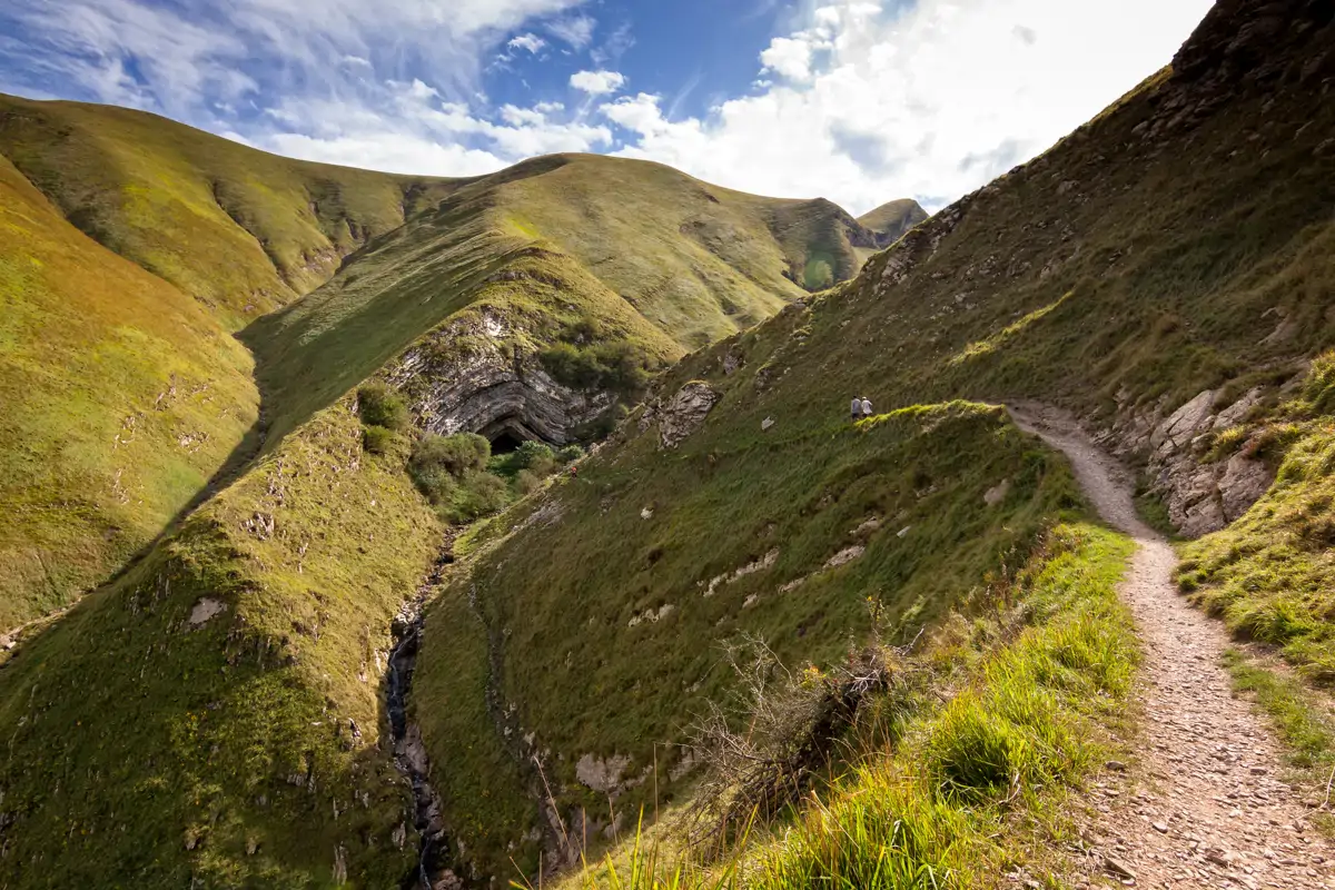 El pequeño pueblo de Navarra con una cueva singular y un balneario ...