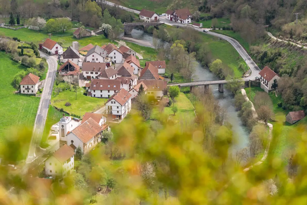 El pequeño pueblo de Navarra con una cueva singular y un balneario ...