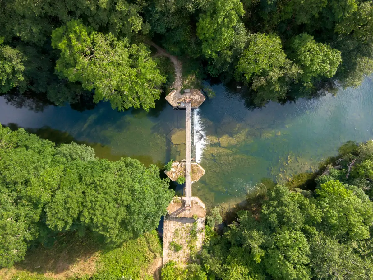 El pequeño pueblo de Navarra con una cueva singular y un balneario ...