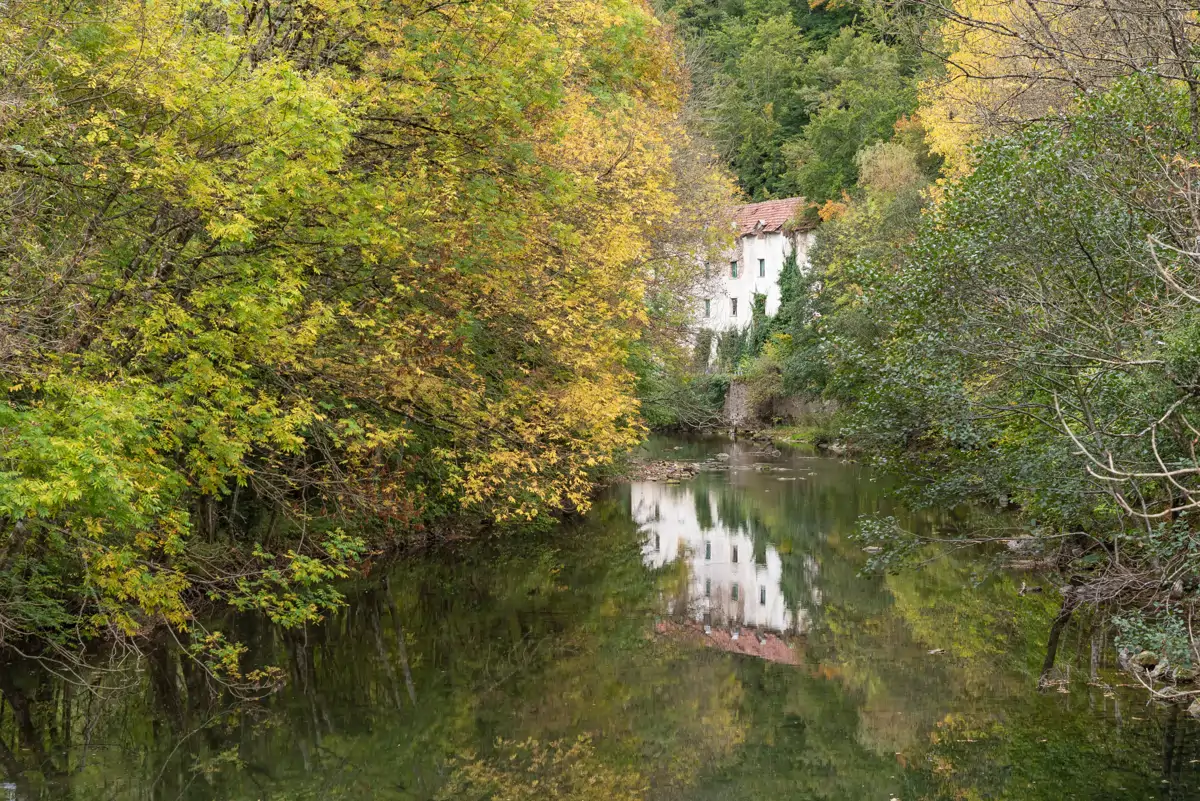 El pequeño pueblo de Navarra con una cueva singular y un balneario ...