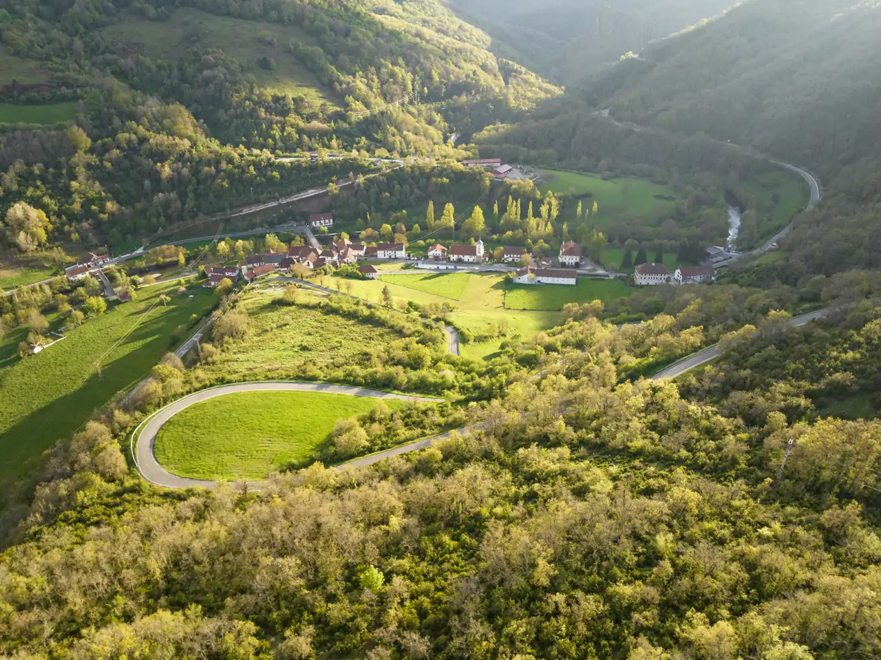 El pequeño pueblo de Navarra con una cueva singular y un balneario ...