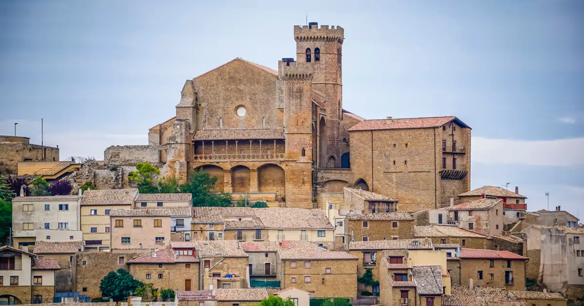 El pueblo medieval de Navarra que esconde el corazón del «Rey Malo ...