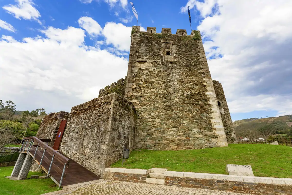 El pueblo de Galicia con un imponente castillo que una revuelta ...